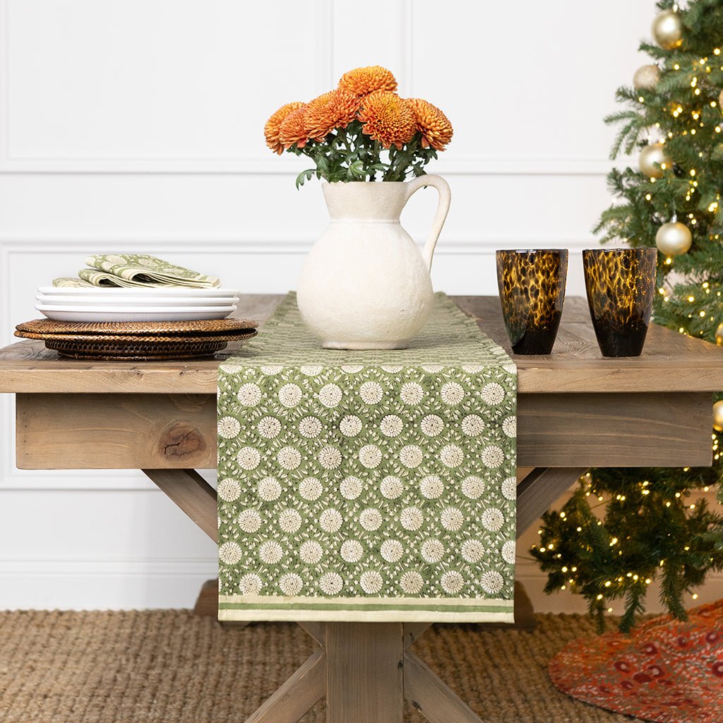 India Hicks Home Joker's Rosette Rum Table Runner – Pomegranate